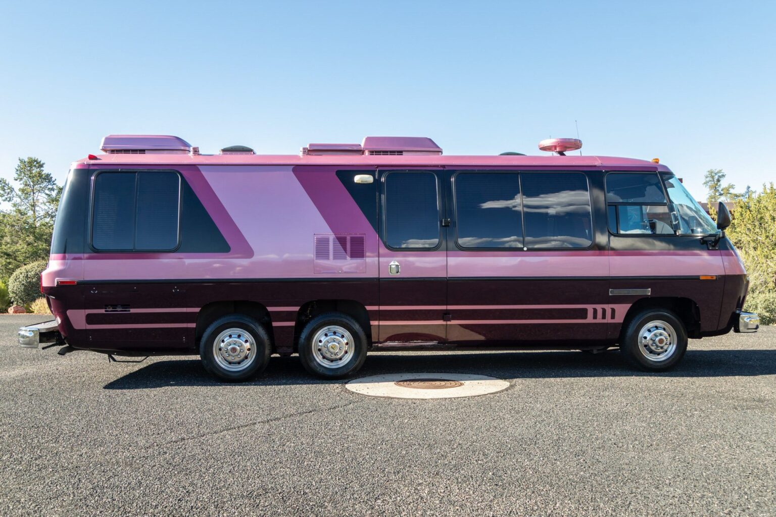 Retro-Home-On-Wheels: A 1977 GMC Motorhome Eleganza II 26′