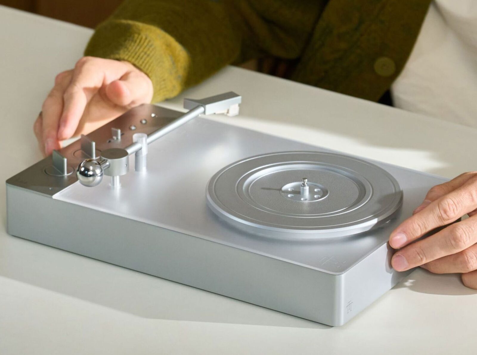 Trettitre: A New Wall-Mounted Vinyl + CD + Cassette Player